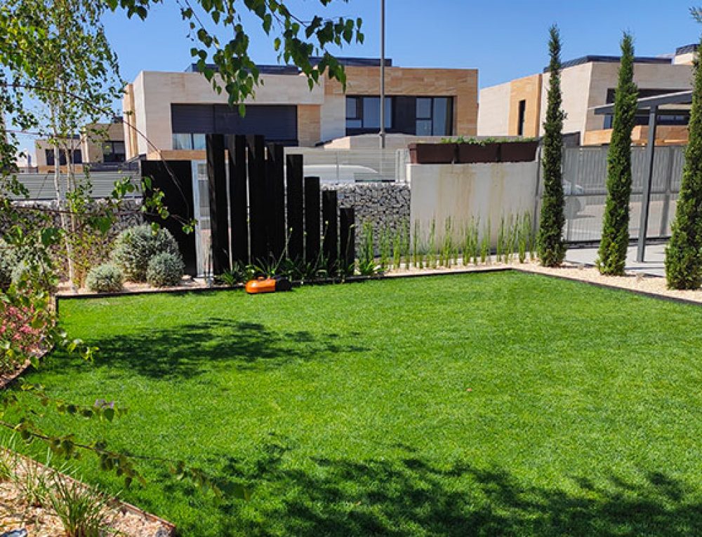 Diseño de jardín con piscina en una vivienda unifamiliar en el Viso ...